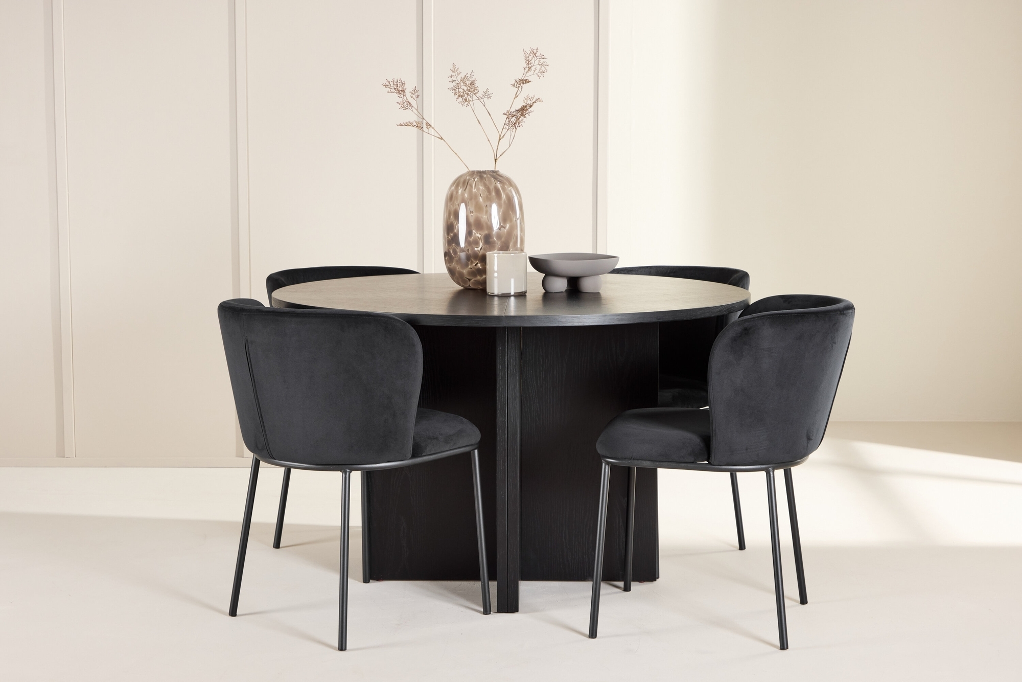 Matbord Strada med 4 st Edina stolar - Svart - 22995 kr - Matgrupper ...