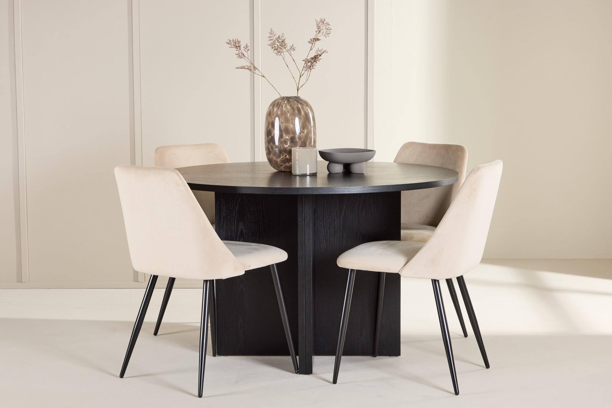 Matbord Strada med 4 st Night stolar - Beige/svart + 3.00 x Möbeltassar ...