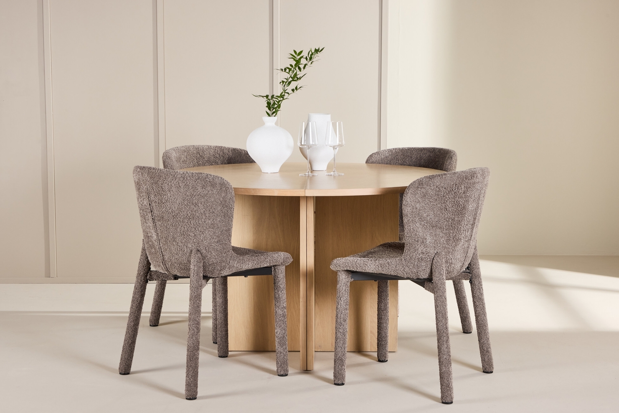 Matbord Strada med 4 st Astoria stolar - Brun/whitewash + 3.00 x ...