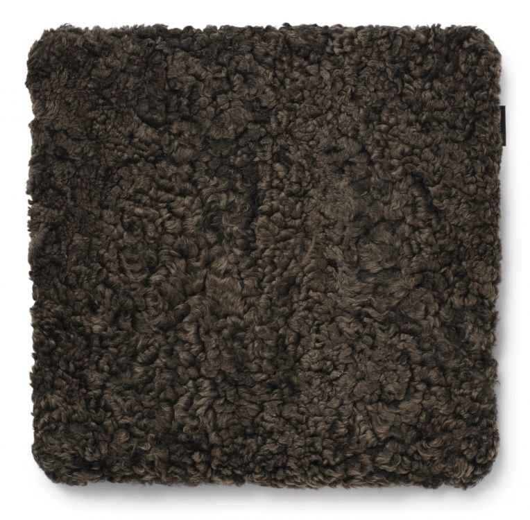 Curly stolsdyna fårskinn Brun - 739 kr - Stolsdynor - Trendrum.se